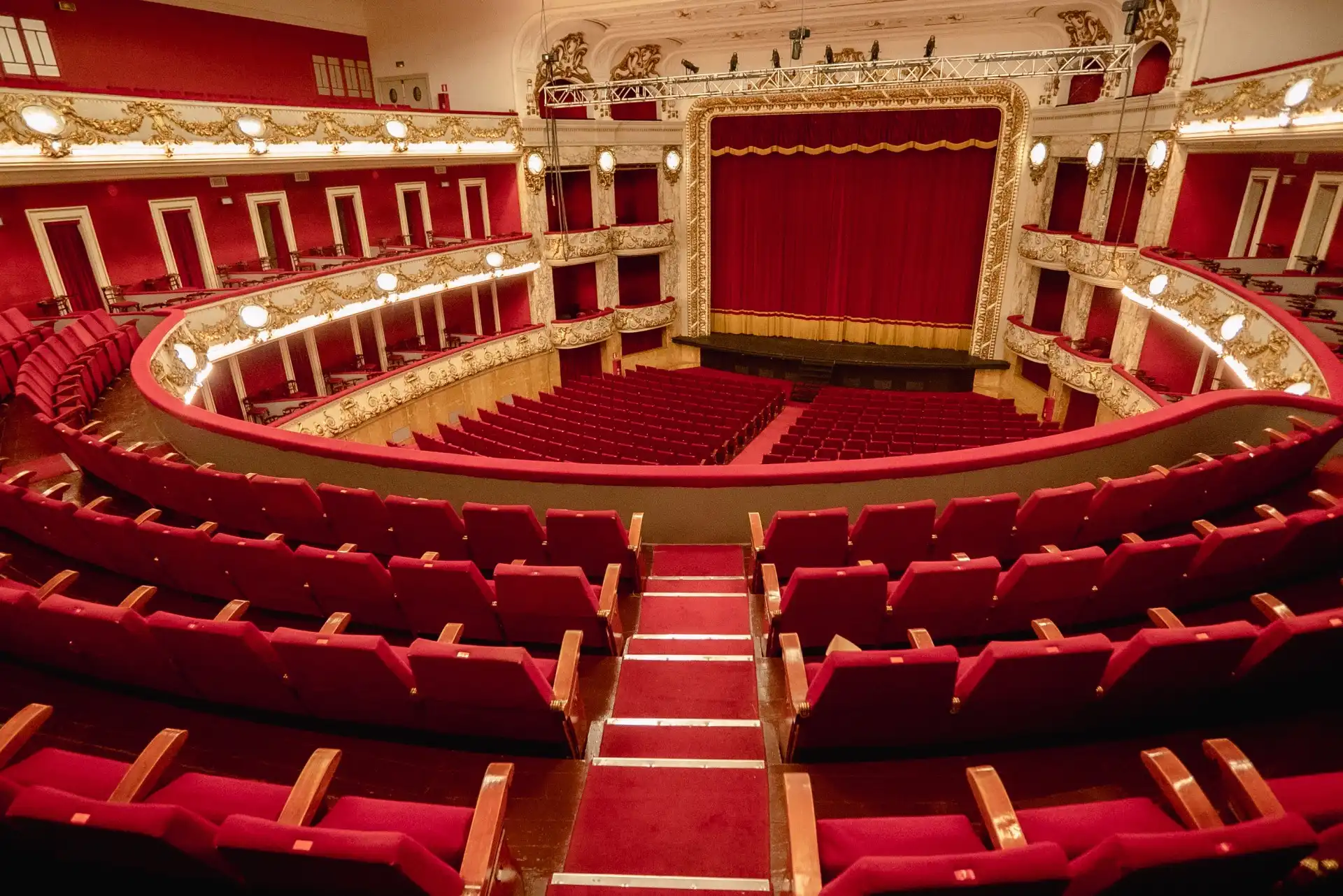 Teatro Tivoli Barcelona: Guía 2025 + Cena en Tracatrá